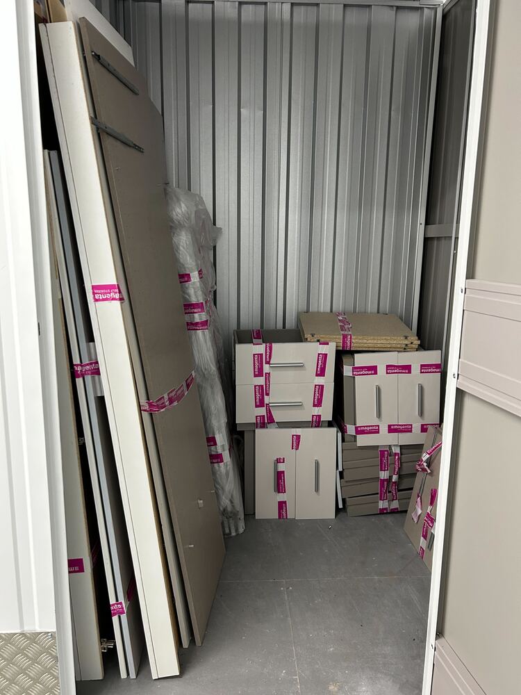 iBidOnStorage.co.uk - Magenta Self-Storage Auction - 16699925403256