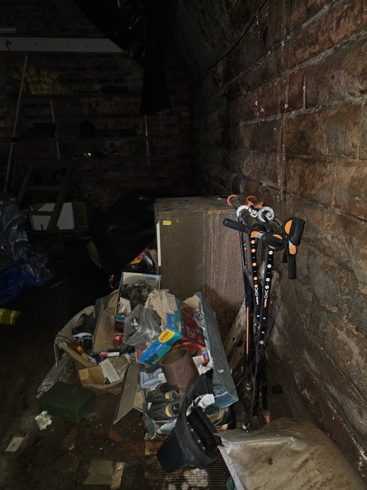 iBidOnStorage.co.uk - Scott Self Storage Auction - 17086106027040